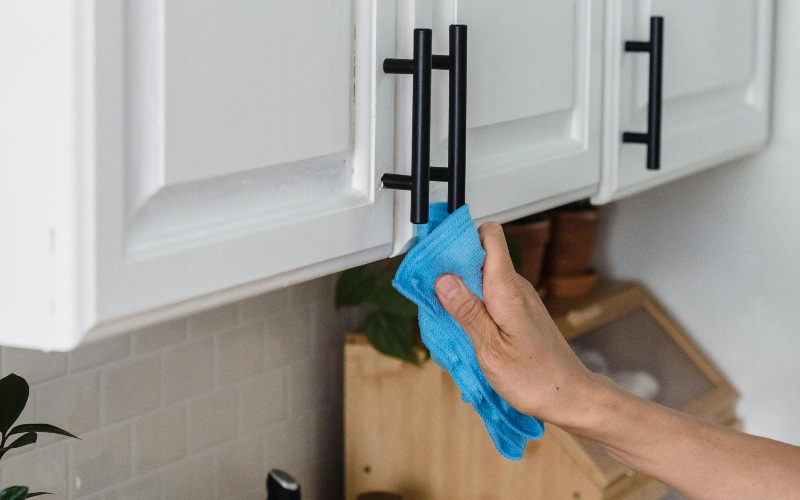 Kitchen Cabinet Rescue: Grease-Free Delight! – DailyThings.me